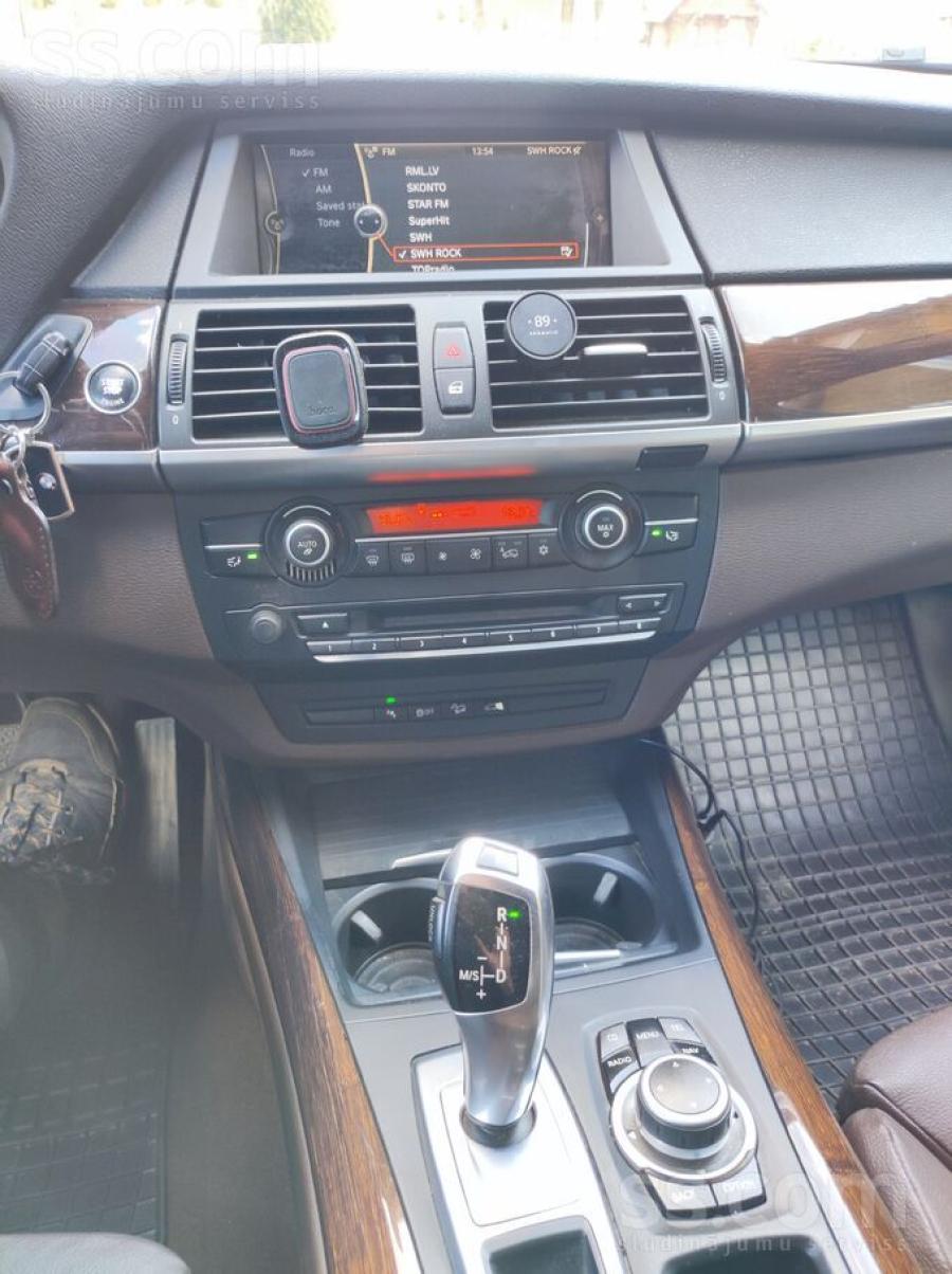 Grey BMW X5 2011 in Cesis, with an engine capacity of 3.00 L and mileage of 305 thousand km for 12350 €, photo 20 on AUTOMOTO.COM.LV