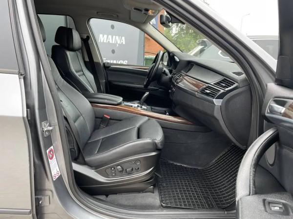 Grey BMW X5 2011 in Talsi, with an engine capacity of 3.00 L and mileage of 360 thousand km for 9400 €, photo 9 on AUTOMOTO.COM.LV