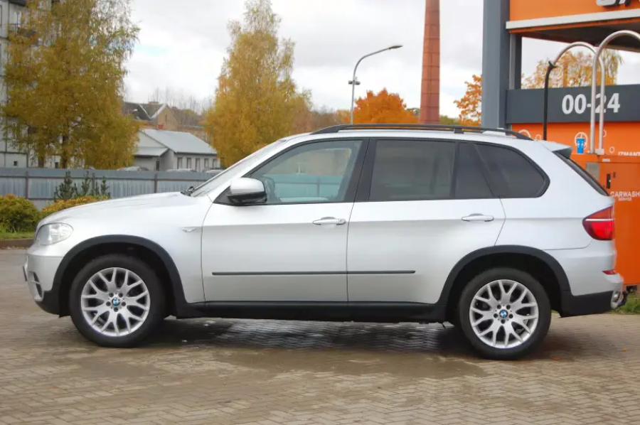 Grey BMW X5 2011 in Jekabpils, with an engine capacity of 3.00 L and mileage of 289 thousand km for 11300 €, photo 10 on AUTOMOTO.COM.LV