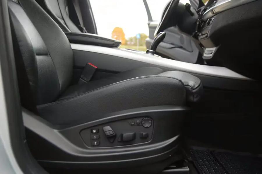 Grey BMW X5 2011 in Jekabpils, with an engine capacity of 3.00 L and mileage of 289 thousand km for 11300 €, photo 13 on AUTOMOTO.COM.LV