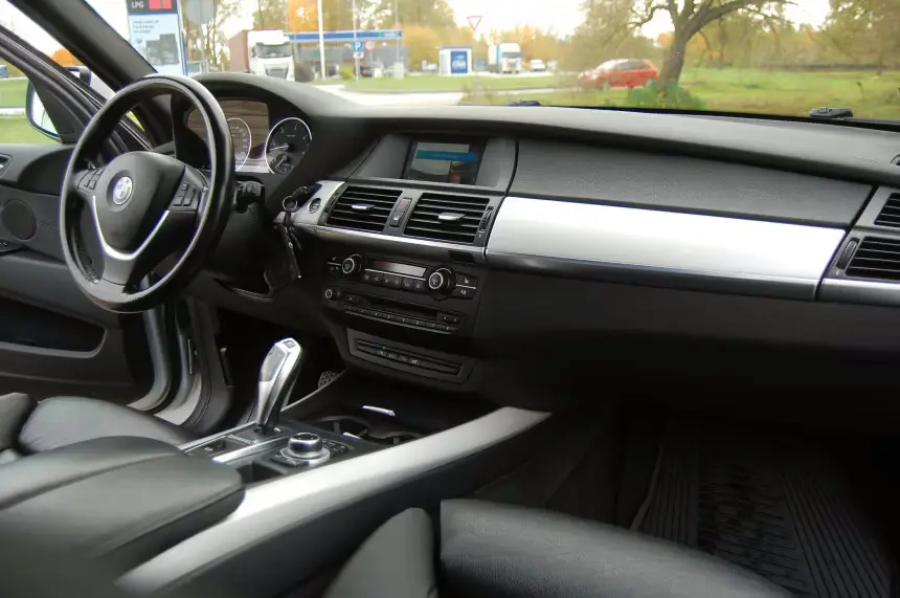 Grey BMW X5 2011 in Jekabpils, with an engine capacity of 3.00 L and mileage of 289 thousand km for 11300 €, photo 14 on AUTOMOTO.COM.LV