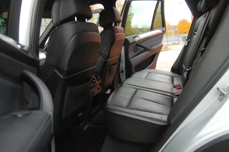 Grey BMW X5 2011 in Jekabpils, with an engine capacity of 3.00 L and mileage of 289 thousand km for 11300 €, photo 17 on AUTOMOTO.COM.LV