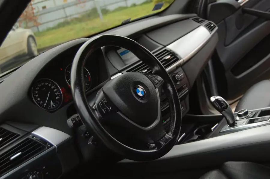 Grey BMW X5 2011 in Jekabpils, with an engine capacity of 3.00 L and mileage of 289 thousand km for 11300 €, photo 18 on AUTOMOTO.COM.LV