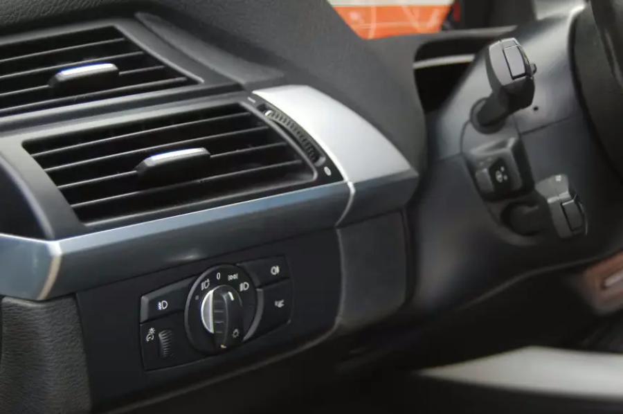 Grey BMW X5 2011 in Jekabpils, with an engine capacity of 3.00 L and mileage of 289 thousand km for 11300 €, photo 19 on AUTOMOTO.COM.LV