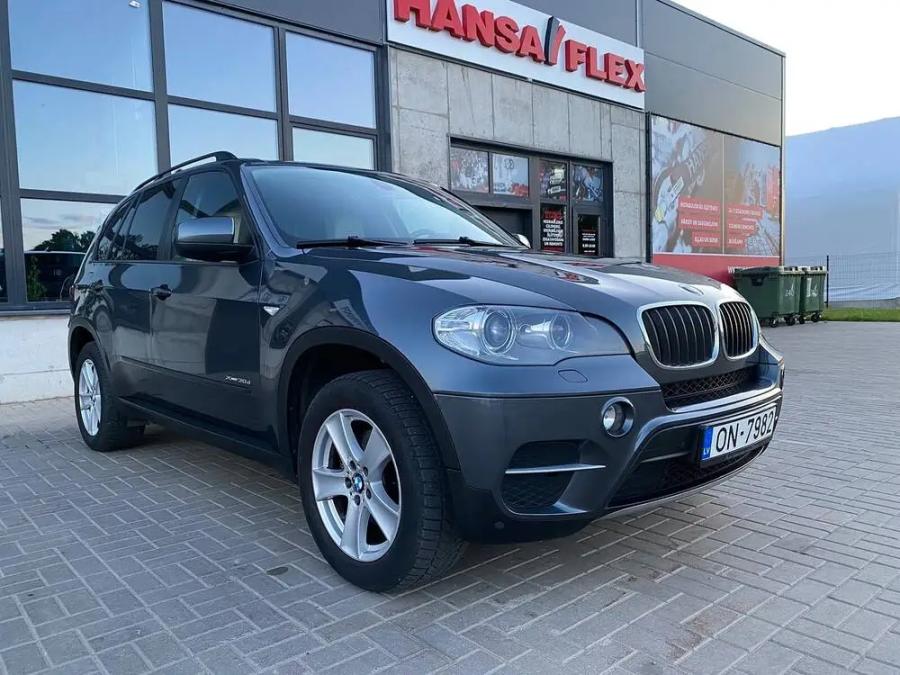 Grey BMW X5 2011 in Cesis, with an engine capacity of 3.00 L and mileage of 309 thousand km for 11750 €, photo 1 on AUTOMOTO.COM.LV