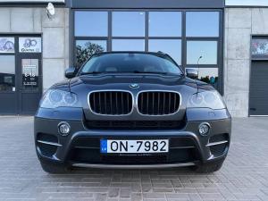 Grey BMW X5 2011 in Cesis, with an engine capacity of 3.00 L and mileage of 309 thousand km for 11750 €, photo 6 on AUTOMOTO.COM.LV