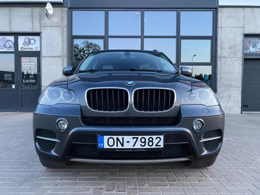 Grey BMW X5 2011 in Cesis, with an engine capacity of 3.00 L and mileage of 309 thousand km for 11750 €, photo 6 on AUTOMOTO.COM.LV
