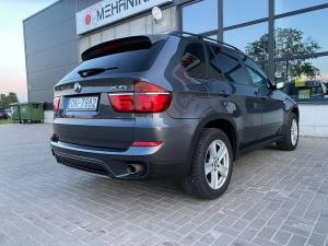 Grey BMW X5 2011 in Cesis, with an engine capacity of 3.00 L and mileage of 309 thousand km for 11750 €, photo 7 on AUTOMOTO.COM.LV