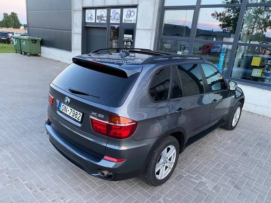 Grey BMW X5 2011 in Cesis, with an engine capacity of 3.00 L and mileage of 309 thousand km for 11750 €, photo 8 on AUTOMOTO.COM.LV
