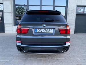 Grey BMW X5 2011 in Cesis, with an engine capacity of 3.00 L and mileage of 309 thousand km for 11750 €, photo 11 on AUTOMOTO.COM.LV