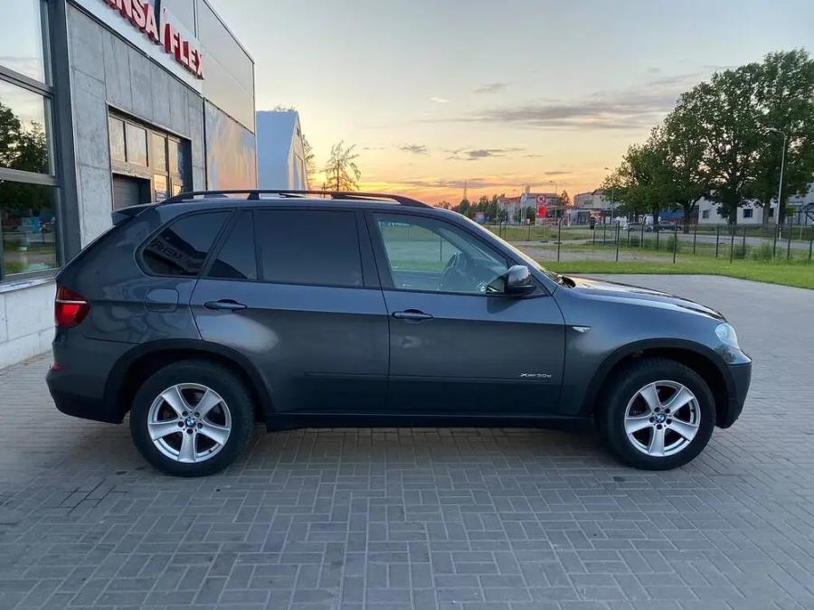 Grey BMW X5 2011 in Cesis, with an engine capacity of 3.00 L and mileage of 309 thousand km for 11750 €, photo 12 on AUTOMOTO.COM.LV