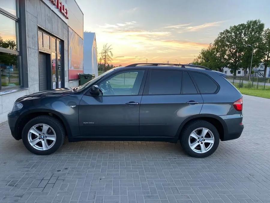 Grey BMW X5 2011 in Cesis, with an engine capacity of 3.00 L and mileage of 309 thousand km for 11750 €, photo 13 on AUTOMOTO.COM.LV