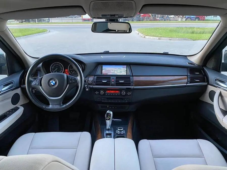 Grey BMW X5 2011 in Cesis, with an engine capacity of 3.00 L and mileage of 309 thousand km for 11750 €, photo 14 on AUTOMOTO.COM.LV