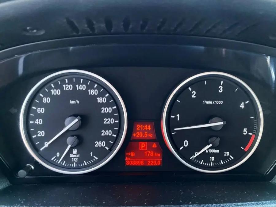 Grey BMW X5 2011 in Cesis, with an engine capacity of 3.00 L and mileage of 309 thousand km for 11750 €, photo 15 on AUTOMOTO.COM.LV