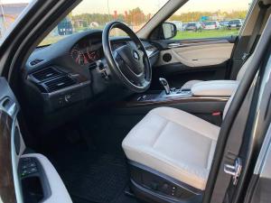 Grey BMW X5 2011 in Cesis, with an engine capacity of 3.00 L and mileage of 309 thousand km for 11750 €, photo 17 on AUTOMOTO.COM.LV