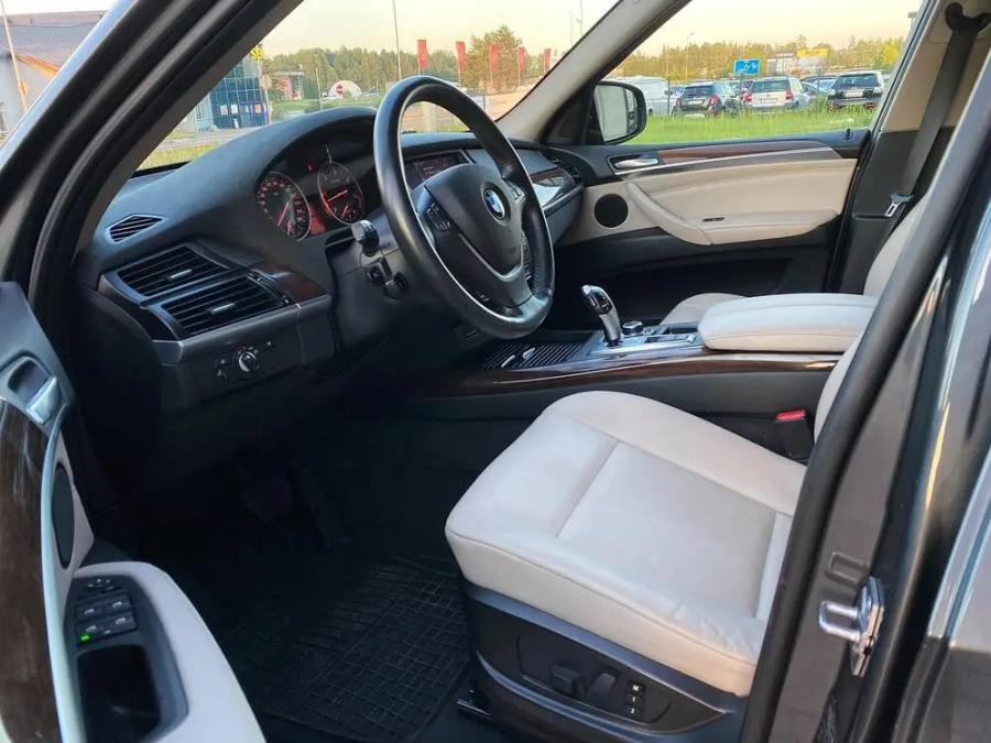 Grey BMW X5 2011 in Cesis, with an engine capacity of 3.00 L and mileage of 309 thousand km for 11750 €, photo 17 on AUTOMOTO.COM.LV