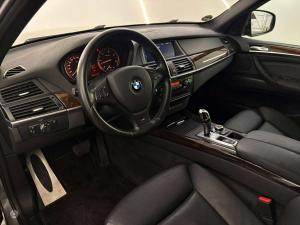 Grey BMW X5 2011 in Marijampole, with an engine capacity of 2.99 L and mileage of 285 thousand km for 10999 €, photo 3 on AUTOMOTO.COM.LV