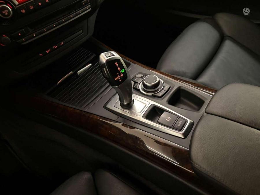 Grey BMW X5 2011 in Marijampole, with an engine capacity of 2.99 L and mileage of 285 thousand km for 10999 €, photo 11 on AUTOMOTO.COM.LV