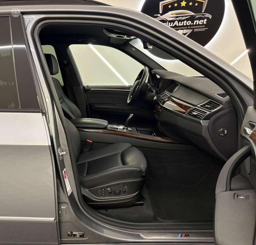 Grey BMW X5 2011 in Marijampole, with an engine capacity of 2.99 L and mileage of 285 thousand km for 10999 €, photo 14 on AUTOMOTO.COM.LV