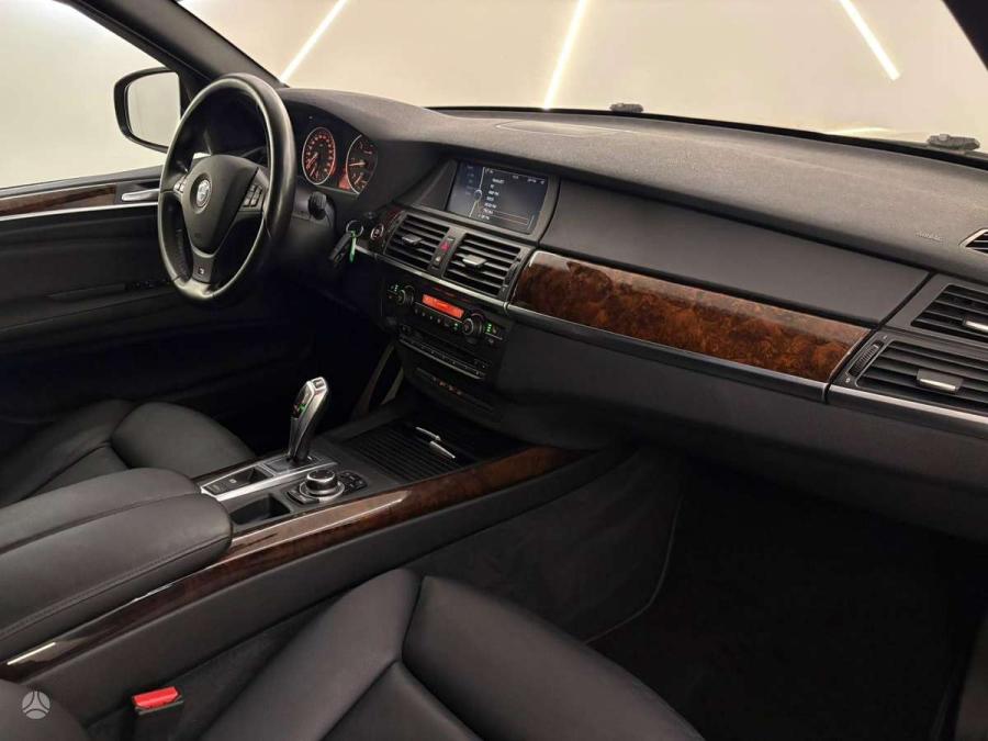 Grey BMW X5 2011 in Marijampole, with an engine capacity of 2.99 L and mileage of 285 thousand km for 10999 €, photo 15 on AUTOMOTO.COM.LV