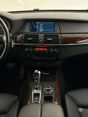 Grey BMW X5 2011 in Marijampole, with an engine capacity of 2.99 L and mileage of 285 thousand km for 10999 €, photo 16 on AUTOMOTO.COM.LV