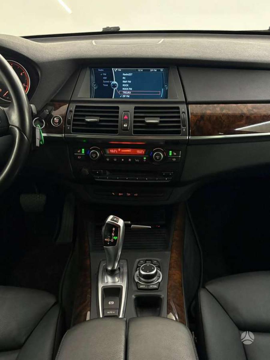 Grey BMW X5 2011 in Marijampole, with an engine capacity of 2.99 L and mileage of 285 thousand km for 10999 €, photo 16 on AUTOMOTO.COM.LV