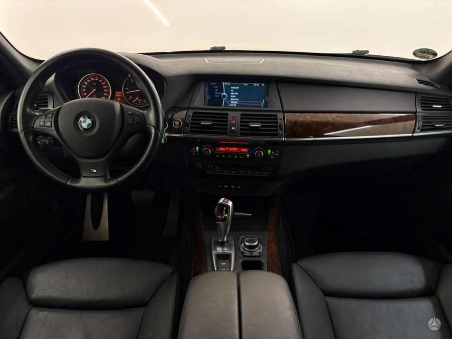 Grey BMW X5 2011 in Marijampole, with an engine capacity of 2.99 L and mileage of 285 thousand km for 10999 €, photo 17 on AUTOMOTO.COM.LV