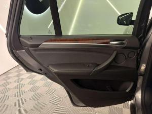 Grey BMW X5 2011 in Marijampole, with an engine capacity of 2.99 L and mileage of 285 thousand km for 10999 €, photo 18 on AUTOMOTO.COM.LV