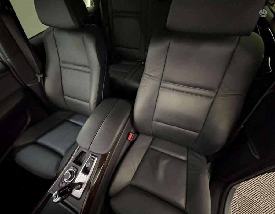 Grey BMW X5 2011 in Marijampole, with an engine capacity of 2.99 L and mileage of 285 thousand km for 10999 €, photo 21 on AUTOMOTO.COM.LV