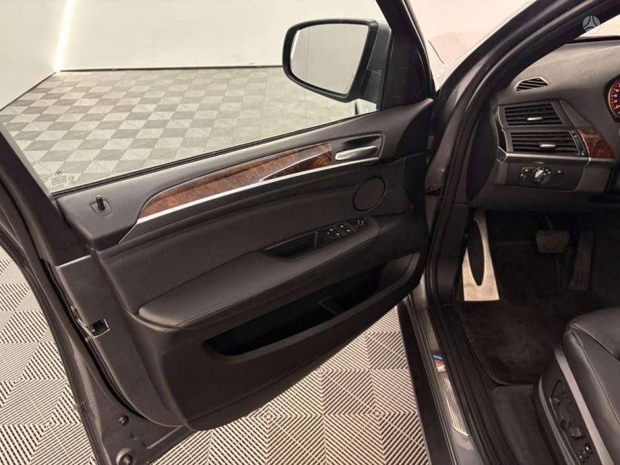 Grey BMW X5 2011 in Marijampole, with an engine capacity of 2.99 L and mileage of 285 thousand km for 10999 €, photo 23 on AUTOMOTO.COM.LV