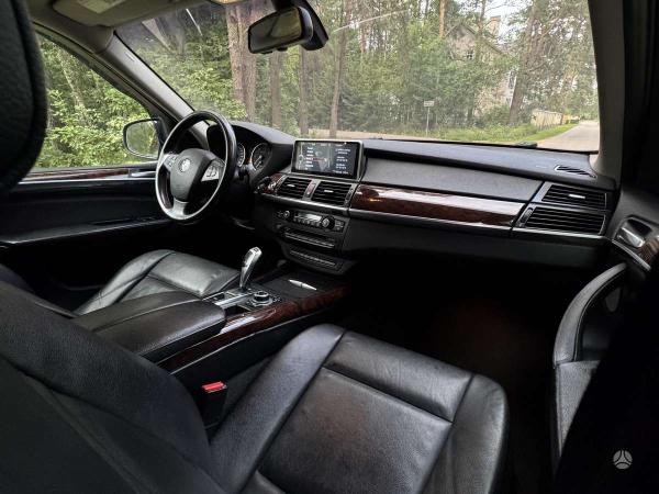 Grey BMW X5 2011 in Vilnius, with an engine capacity of 3.00 L and mileage of 346 thousand km for 9700 €, photo 8 on AUTOMOTO.COM.LV