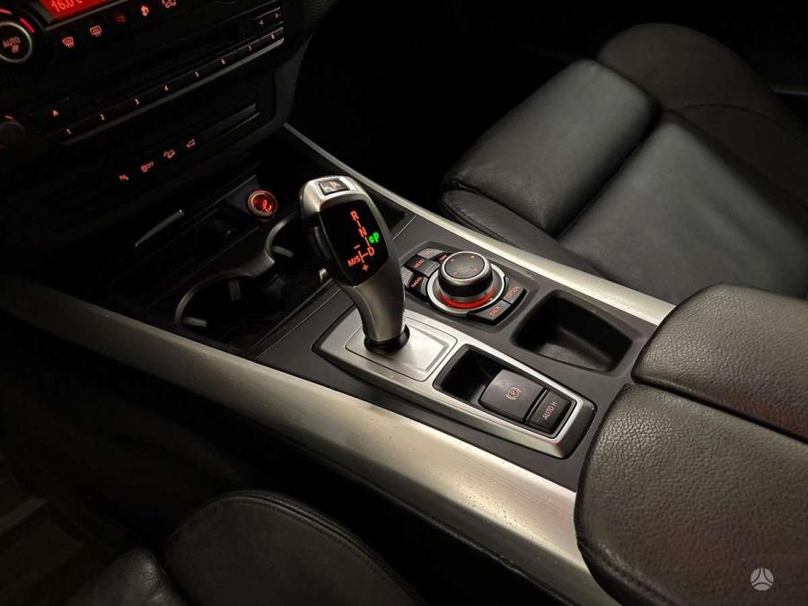 Grey BMW X5 2011 in Marijampole, with an engine capacity of 2.99 L and mileage of 363 thousand km for 9999 €, photo 10 on AUTOMOTO.COM.LV