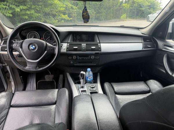 Grey BMW X5 2011 in Kaunas, with an engine capacity of 2.99 L and mileage of 266 thousand km for 8000 €, photo 10 on AUTOMOTO.COM.LV