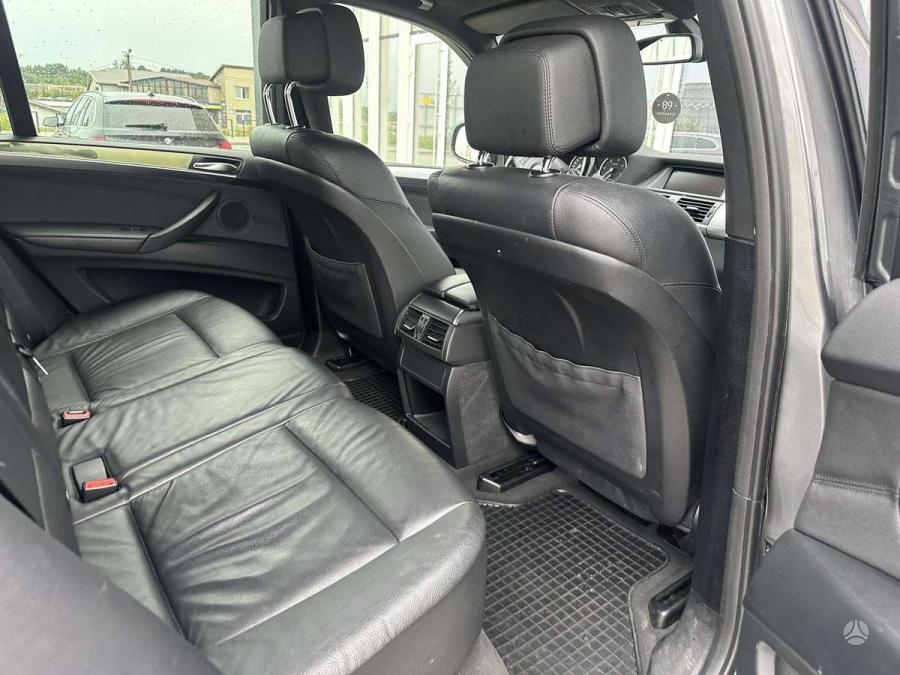 Grey BMW X5 2011 in Vilnius, with an engine capacity of 2.99 L and mileage of 267 thousand km for 7250 €, photo 11 on AUTOMOTO.COM.LV