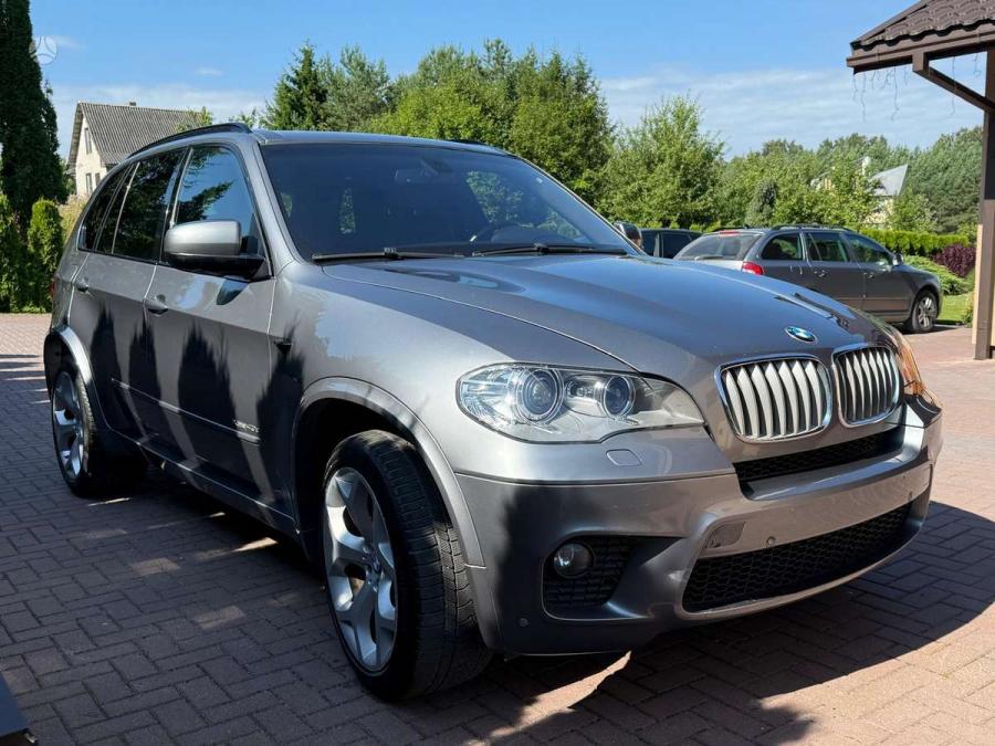 Grey BMW X5 2011 in Utena, with an engine capacity of 2.99 L and mileage of 420 thousand km for 7990 €, photo 4 on AUTOMOTO.COM.LV