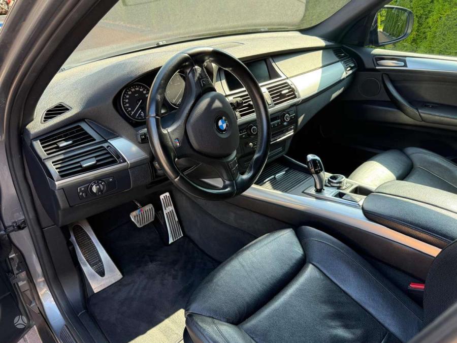 Grey BMW X5 2011 in Utena, with an engine capacity of 2.99 L and mileage of 420 thousand km for 7990 €, photo 11 on AUTOMOTO.COM.LV