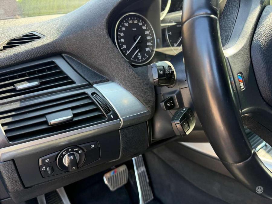 Grey BMW X5 2011 in Utena, with an engine capacity of 2.99 L and mileage of 420 thousand km for 7990 €, photo 12 on AUTOMOTO.COM.LV
