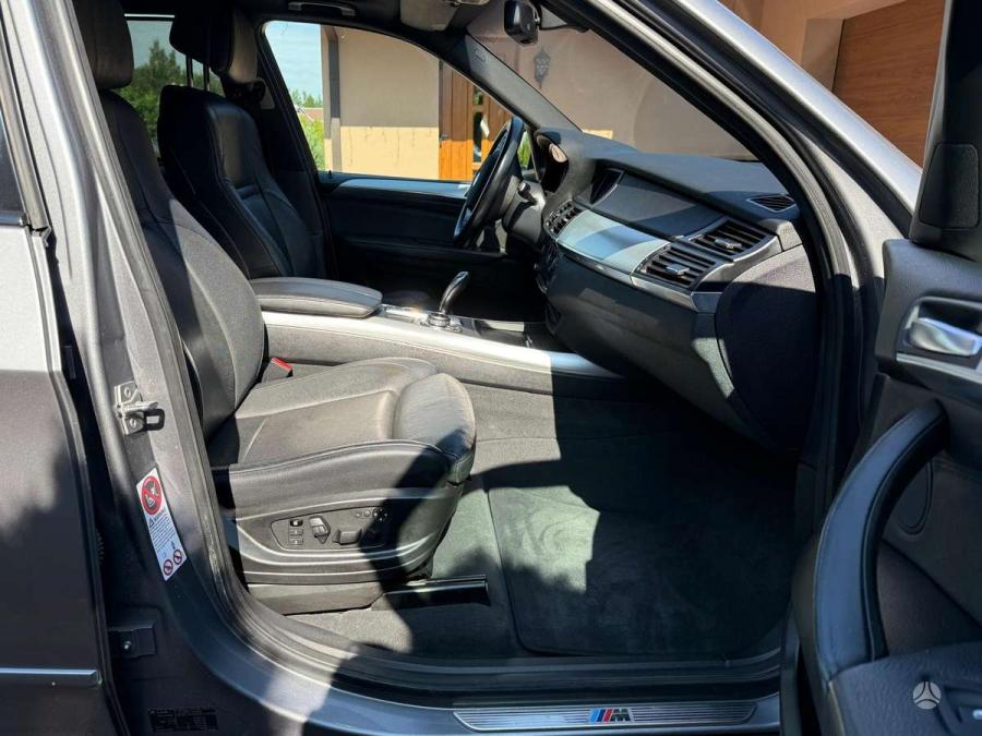 Grey BMW X5 2011 in Utena, with an engine capacity of 2.99 L and mileage of 420 thousand km for 7990 €, photo 16 on AUTOMOTO.COM.LV