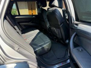 Grey BMW X5 2011 in Utena, with an engine capacity of 2.99 L and mileage of 420 thousand km for 7990 €, photo 17 on AUTOMOTO.COM.LV