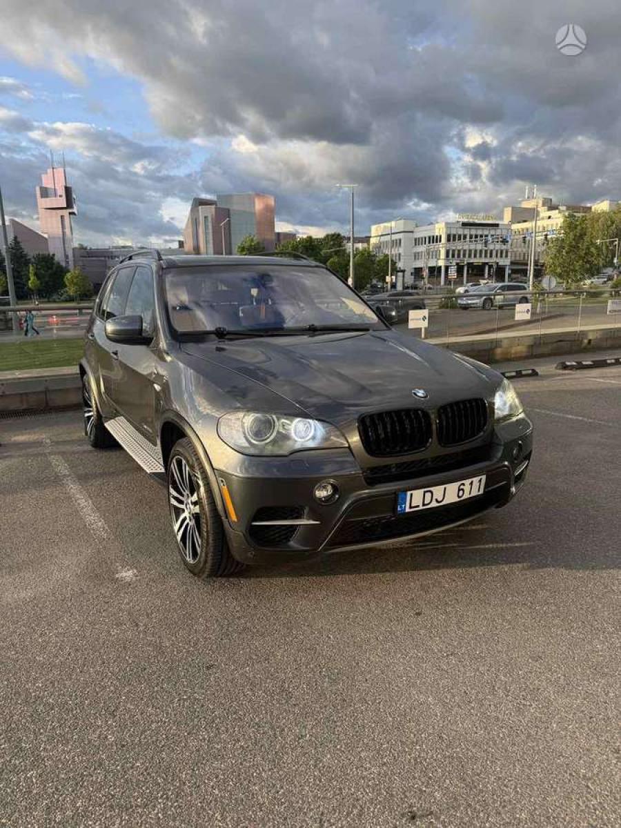 Grey BMW X5 2011 in Vilnius, with an engine capacity of 3.50 L and mileage of 269 thousand km for 10900 €, photo 1 on AUTOMOTO.COM.LV