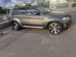 Grey BMW X5 2011 in Vilnius, with an engine capacity of 3.50 L and mileage of 269 thousand km for 10900 €, photo 4 on AUTOMOTO.COM.LV