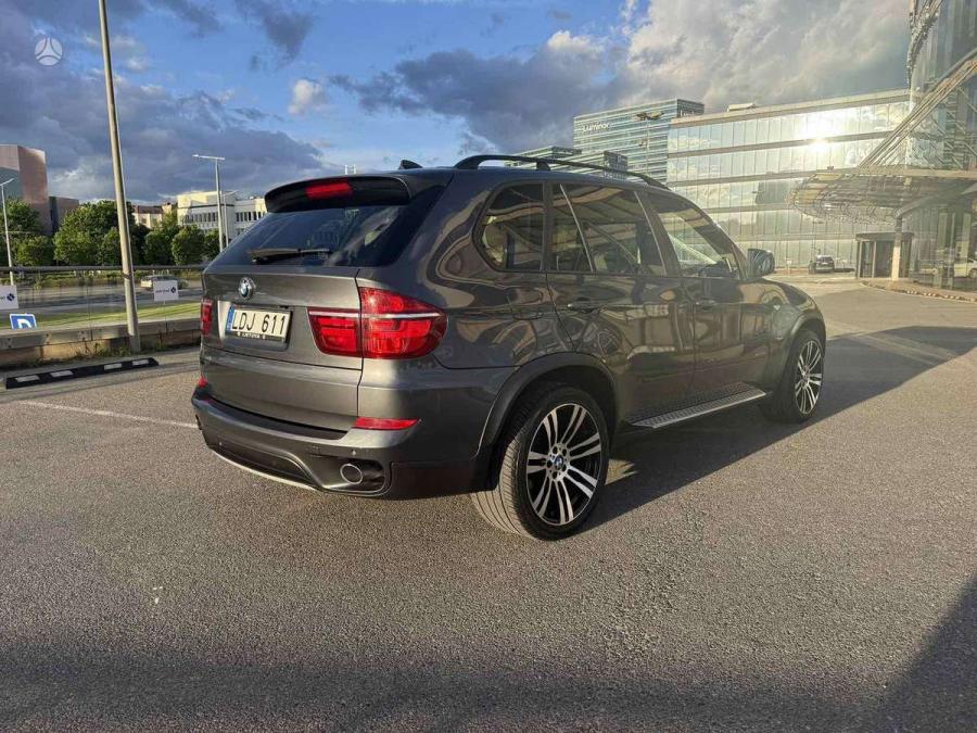 Grey BMW X5 2011 in Vilnius, with an engine capacity of 3.50 L and mileage of 269 thousand km for 10900 €, photo 6 on AUTOMOTO.COM.LV