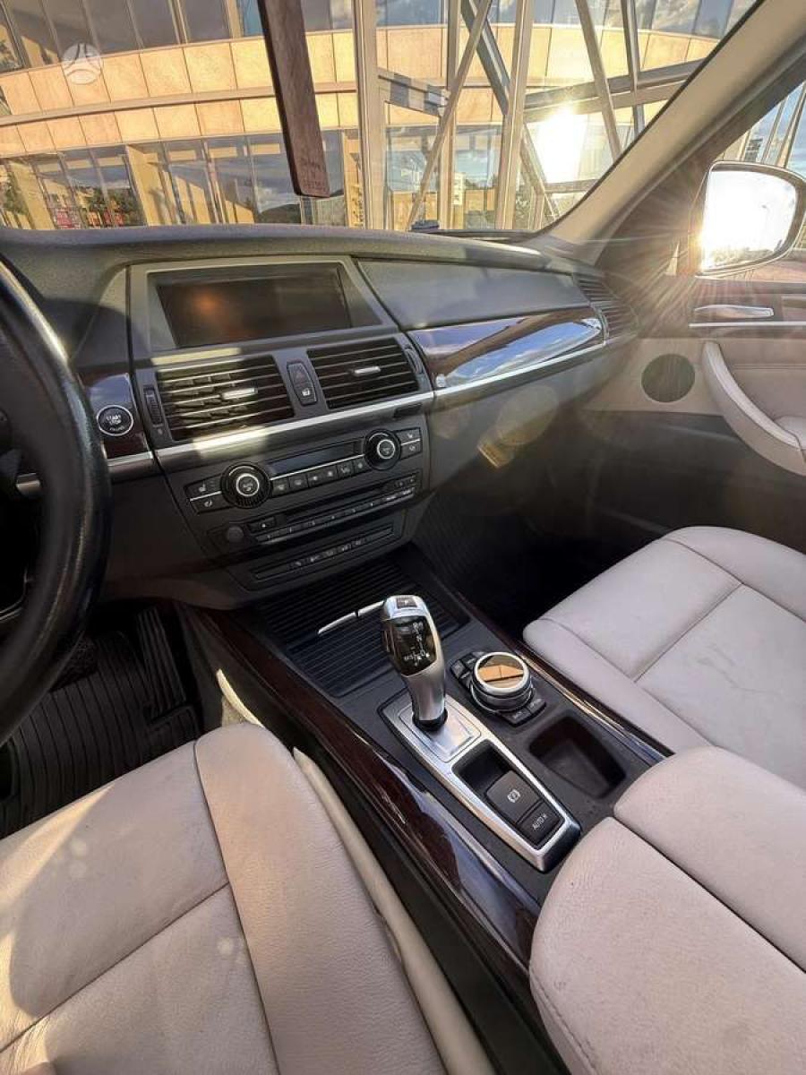 Grey BMW X5 2011 in Vilnius, with an engine capacity of 3.50 L and mileage of 269 thousand km for 10900 €, photo 18 on AUTOMOTO.COM.LV
