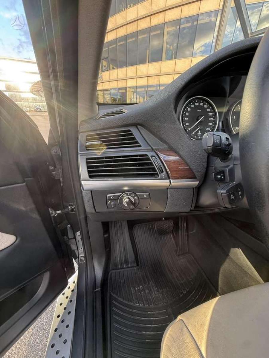 Grey BMW X5 2011 in Vilnius, with an engine capacity of 3.50 L and mileage of 269 thousand km for 10900 €, photo 25 on AUTOMOTO.COM.LV