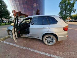 Pelēks BMW X5 2011 Liepāja, ar dzinēja tilpumu 3.00 L un nobraukumu 253 tūkst. km par 9000 €, foto 4 vietnē AUTOMOTO.COM.LV