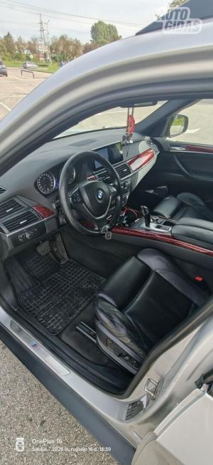 Grey BMW X5 2011 in Siauliai, with an engine capacity of 3.00 L and mileage of 320 thousand km for 9500 €, photo 16 on AUTOMOTO.COM.LV