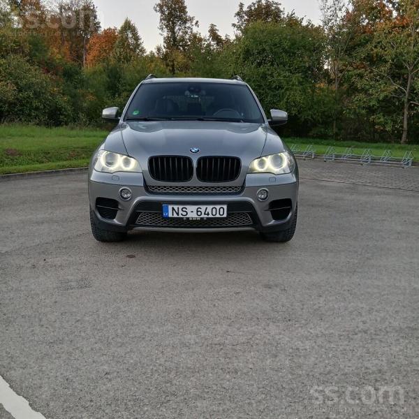 BMW X5 2011 in Dobele on AUTOMOTO.COM.LV Grey BMW X5 2011 in Dobele, with an engine capacity of 3.00 L and mileage of 267 thousand km for 10000 €, photo 1 on AUTOMOTO.COM.LV