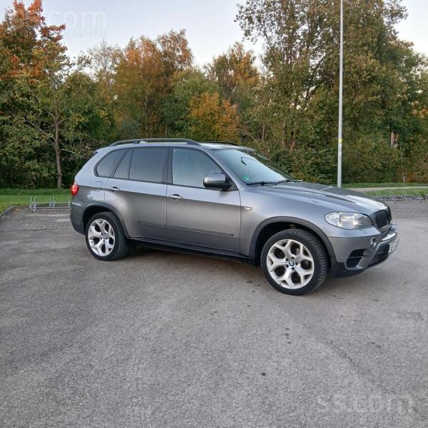 BMW X5 2011 in Dobele on AUTOMOTO.COM.LV Grey BMW X5 2011 in Dobele, with an engine capacity of 3.00 L and mileage of 267 thousand km for 10000 €, photo 3 on AUTOMOTO.COM.LV