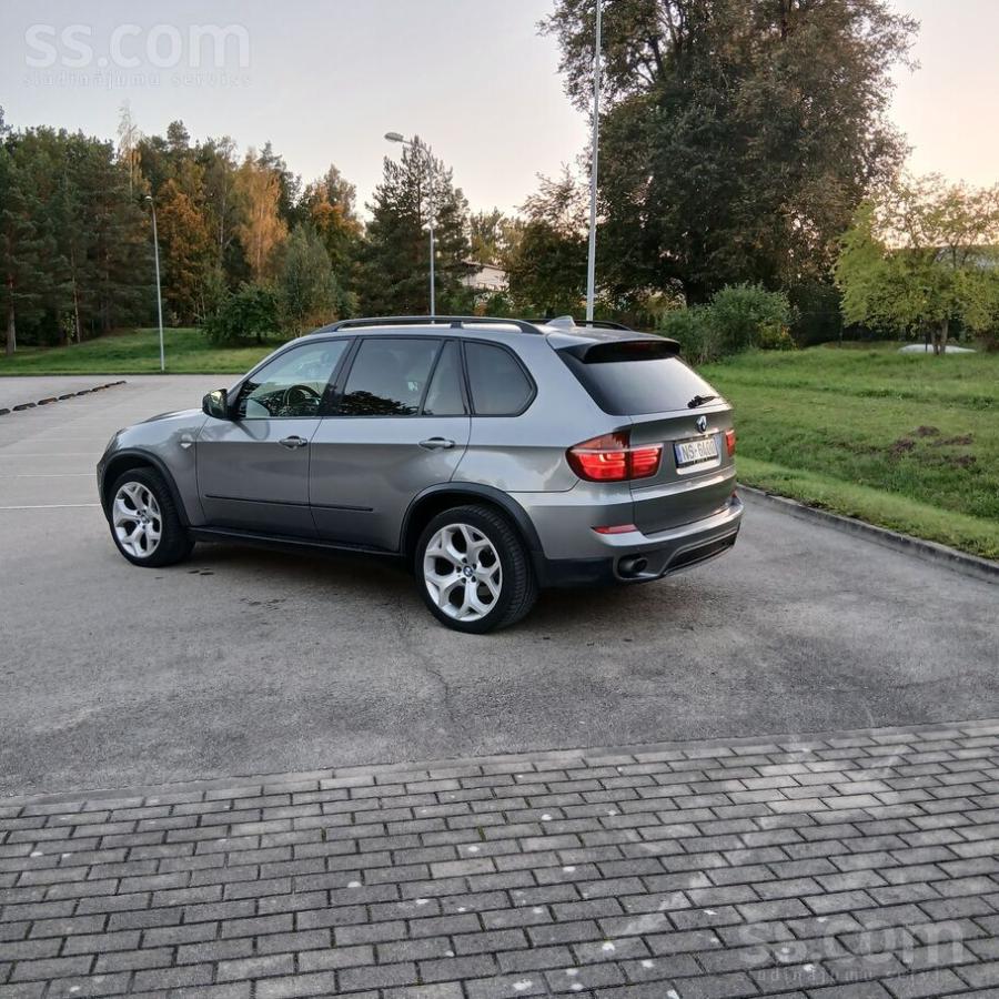 Grey BMW X5 2011 in Dobele, with an engine capacity of 3.00 L and mileage of 267 thousand km for 10000 €, photo 6 on AUTOMOTO.COM.LV