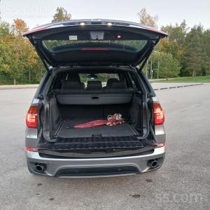 Grey BMW X5 2011 in Dobele, with an engine capacity of 3.00 L and mileage of 267 thousand km for 10000 €, photo 13 on AUTOMOTO.COM.LV